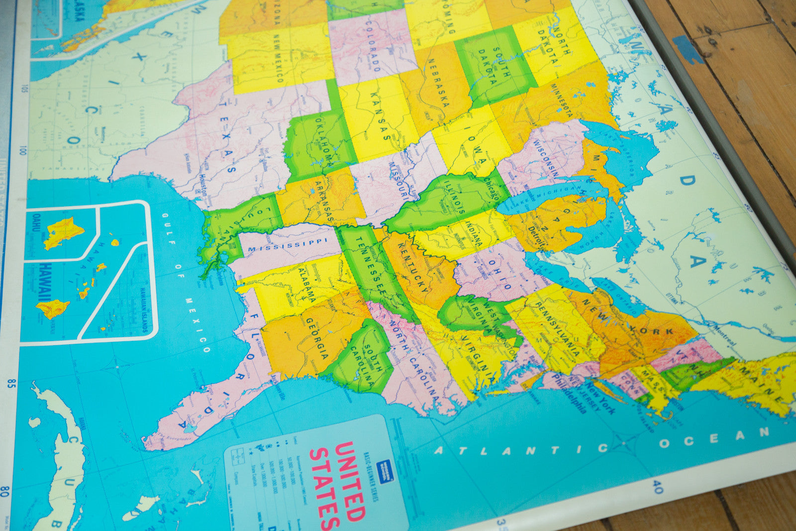 Vintage Modern School USA Pull Down Map