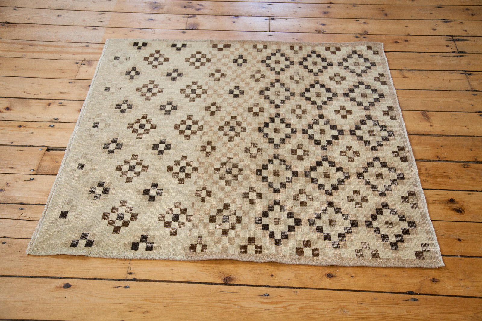 4x4 Distressed Sparta Square Rug